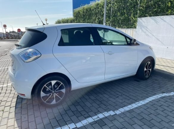 Renault Zoe vs Nissan Leaf: A Full Comparison for 2023